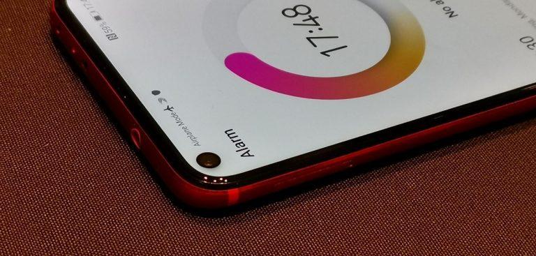 Hole Punch Displays Vs Notch Design - Which Is Better? | IGadgetsworld